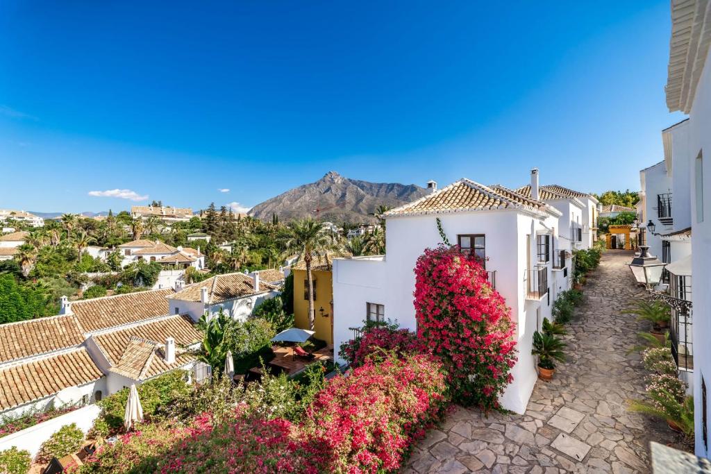 Las Lomas de Marbella Club Area Guide | Serneholt Estate